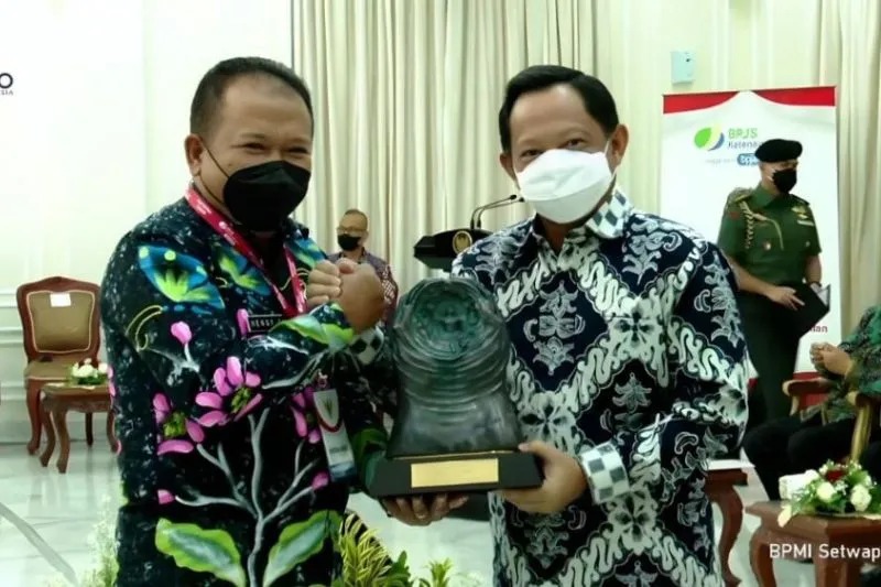 Jember Sabet Juara 2 Paritrana Award Tahun 2022 - Deras