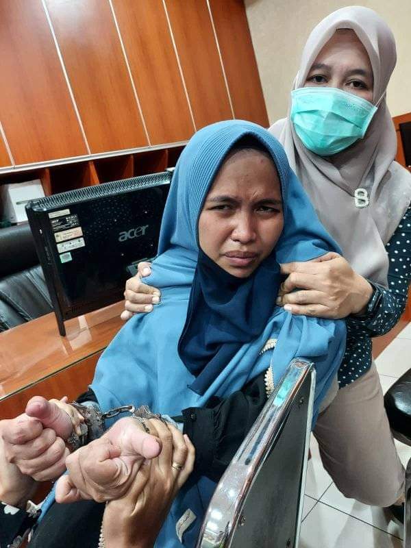 Siapa Sebenarnya Perempuan yang Menyerobot Istana? - Deras Siapa Sebenarnya Perempuan yang Menyerobot Istana? - Deras